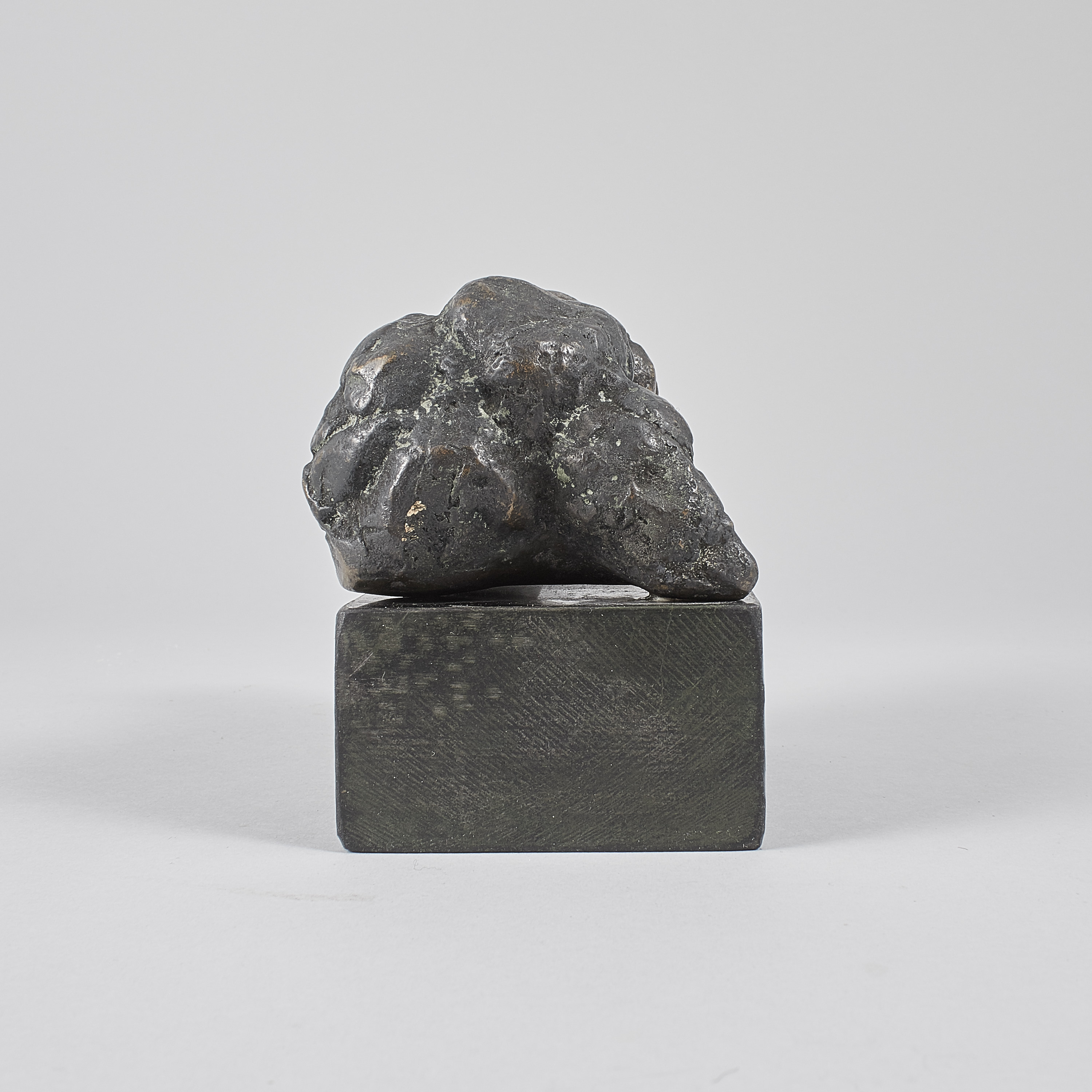 Skulptur, Berta Hansson (1910-1994), Barn, brons, signerad. BH, höjd med stensockel 11, 5, längd ...